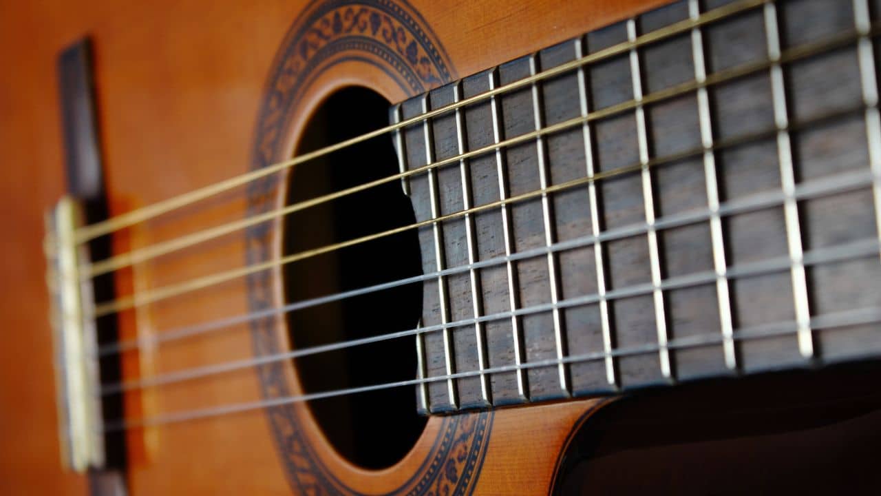 Differenze tra Chitarra Classica e Acustica - La Guida Completa